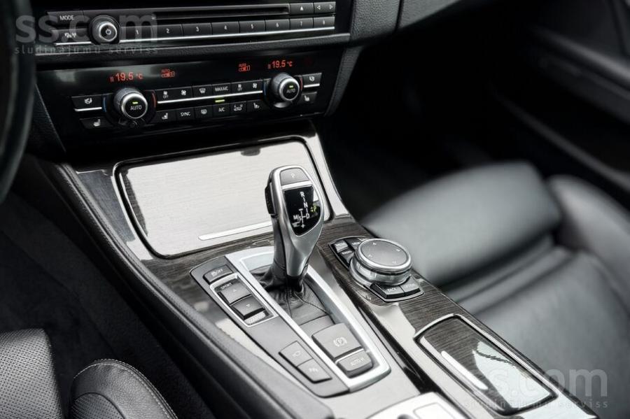 Grey BMW 535 2014 in Jelgava, with an engine capacity of 3.00 L and mileage of 168 thousand km for 15999 €, photo 19 on AUTOMOTO.COM.LV
