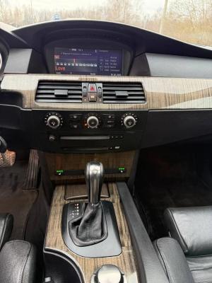 Grey BMW 535 2005 in Riga, with an engine capacity of 3.00 L and mileage of 401 thousand km for 4300 €, photo 15 on AUTOMOTO.COM.LV