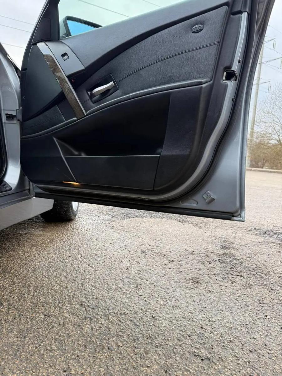 Grey BMW 535 2005 in Riga, with an engine capacity of 3.00 L and mileage of 401 thousand km for 4300 €, photo 21 on AUTOMOTO.COM.LV