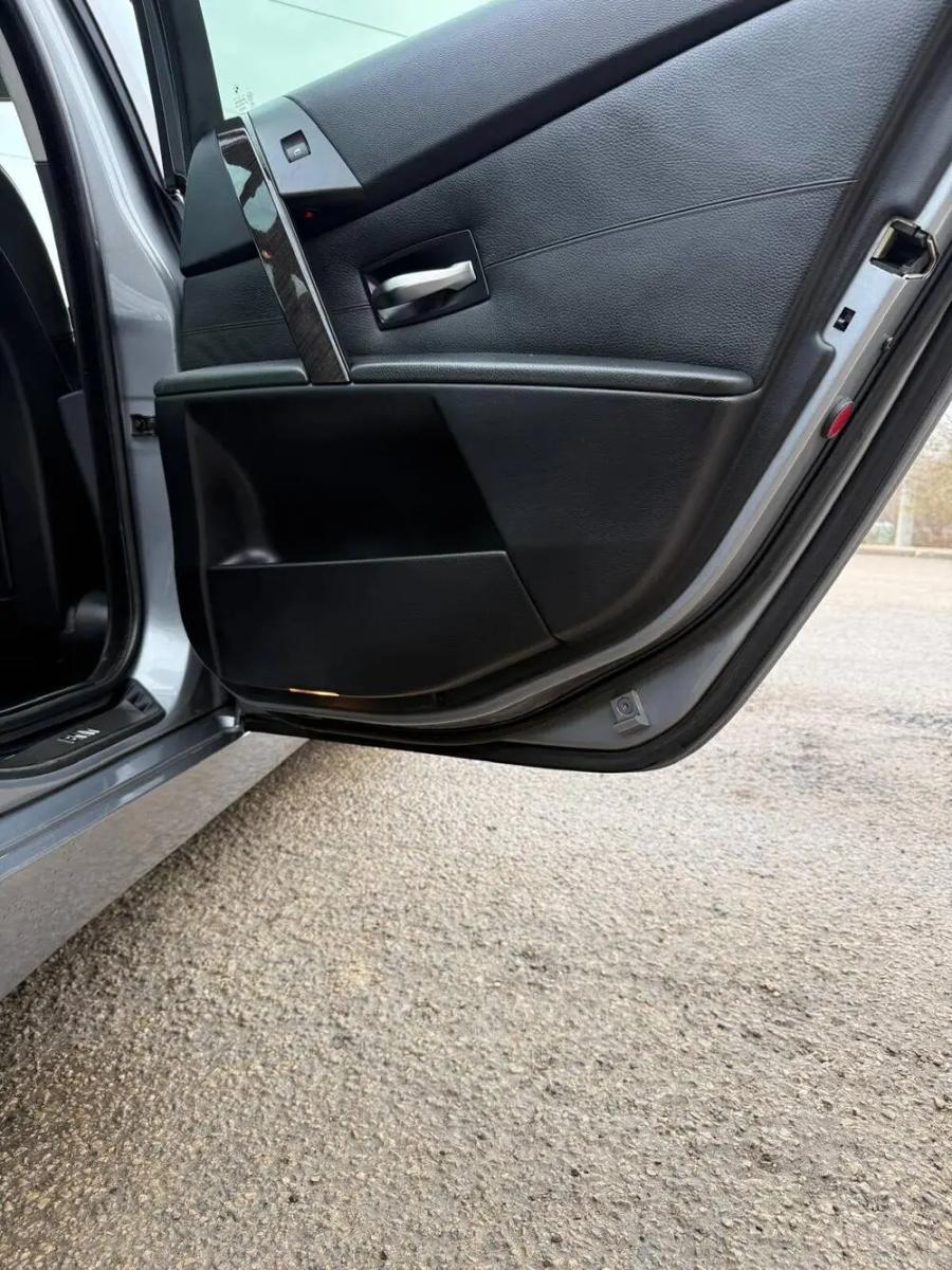 Grey BMW 535 2005 in Riga, with an engine capacity of 3.00 L and mileage of 401 thousand km for 4300 €, photo 22 on AUTOMOTO.COM.LV