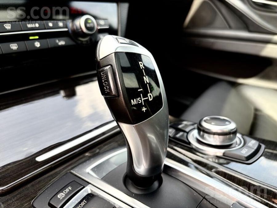 Grey BMW 535 2011 in Valmiera, with an engine capacity of 3.00 L and mileage of 204 thousand km for 11800 €, photo 9 on AUTOMOTO.COM.LV
