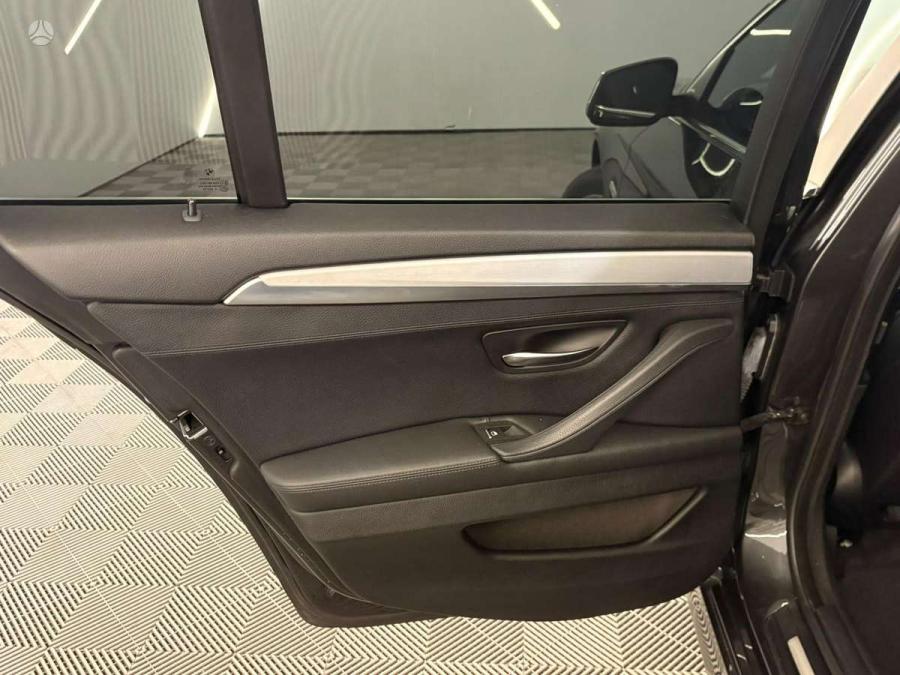 Pelēks BMW 535 2012 Marijampole, ar dzinēja tilpumu 2.99 L un nobraukumu 284 tūkst. km par 9999 €, foto 20 vietnē AUTOMOTO.COM.LV