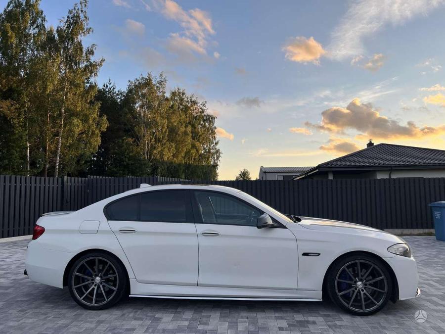 Balts BMW 535 2011 Viļņa, ar dzinēja tilpumu 2.98 L un nobraukumu 299 tūkst. km par 9500 €, foto 25 vietnē AUTOMOTO.COM.LV