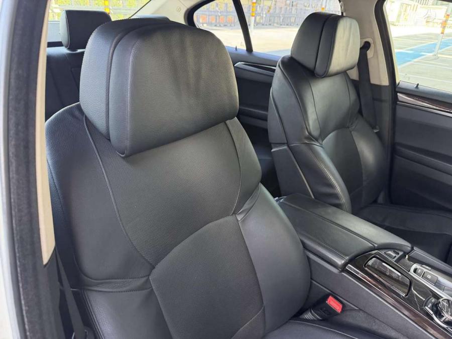 White BMW 535 2011 in Vilnius, with an engine capacity of 2.98 L and mileage of 297 thousand km for 9600 €, photo 29 on AUTOMOTO.COM.LV