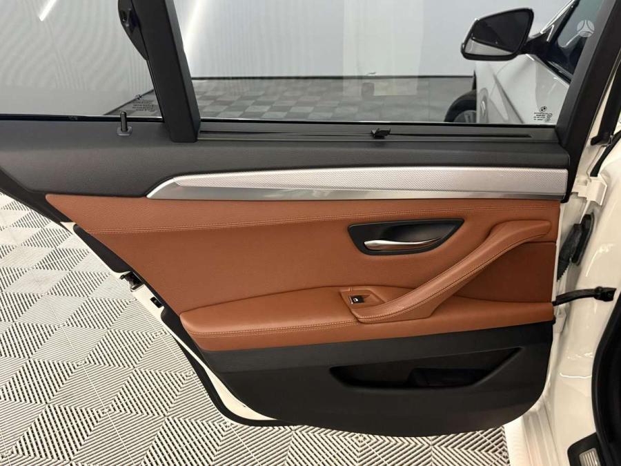 Balts BMW 535 2012 Marijampole, ar dzinēja tilpumu 2.99 L un nobraukumu 288 tūkst. km par 11999 €, foto 23 vietnē AUTOMOTO.COM.LV
