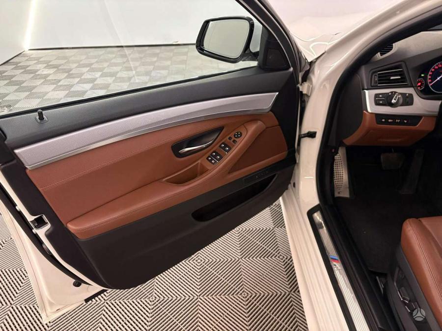 Balts BMW 535 2012 Marijampole, ar dzinēja tilpumu 2.99 L un nobraukumu 288 tūkst. km par 11999 €, foto 28 vietnē AUTOMOTO.COM.LV