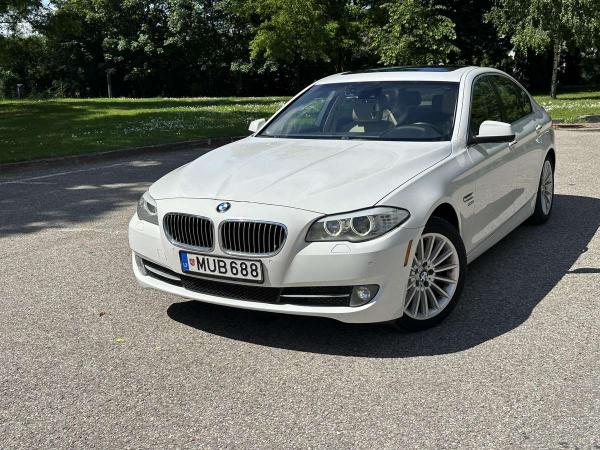 White BMW 535 2012 in Alytus, with an engine capacity of 2.98 L and mileage of 293 thousand km for 9250 €, photo 1 on AUTOMOTO.COM.LV