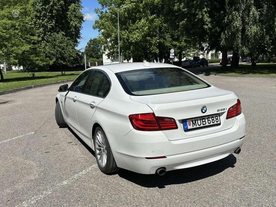 White BMW 535 2012 in Alytus, with an engine capacity of 2.98 L and mileage of 293 thousand km for 9250 €, photo 3 on AUTOMOTO.COM.LV