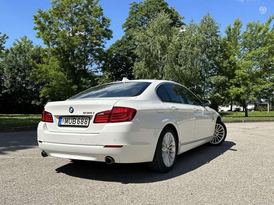 White BMW 535 2012 in Alytus, with an engine capacity of 2.98 L and mileage of 293 thousand km for 9250 €, photo 11 on AUTOMOTO.COM.LV