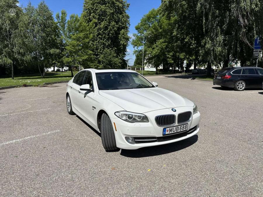 White BMW 535 2012 in Alytus, with an engine capacity of 2.98 L and mileage of 293 thousand km for 9250 €, photo 13 on AUTOMOTO.COM.LV