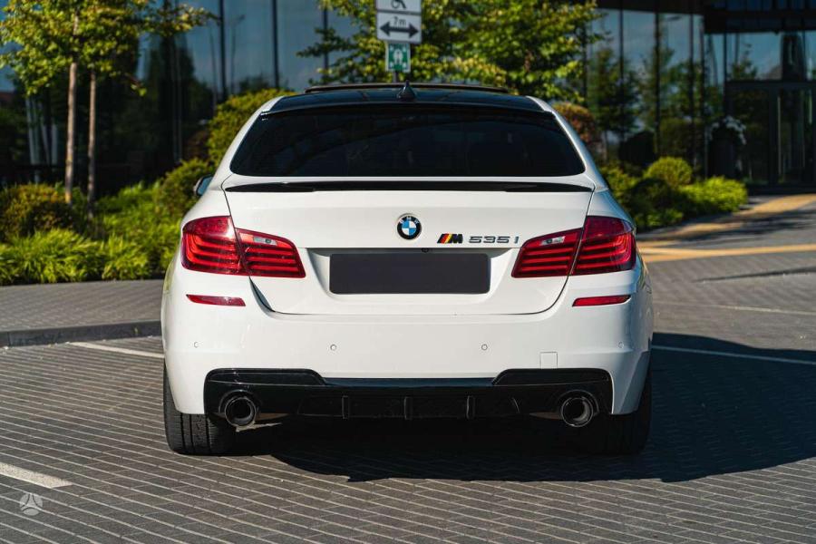 White BMW 535 2016 in Vilnius, with an engine capacity of 2.98 L and mileage of 203 thousand km for 14500 €, photo 12 on AUTOMOTO.COM.LV
