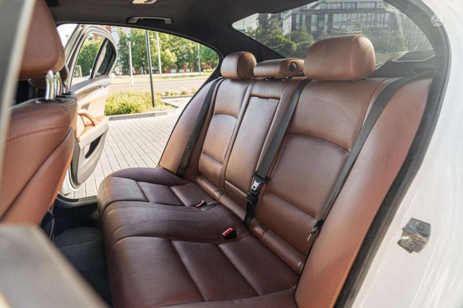 White BMW 535 2016 in Vilnius, with an engine capacity of 2.98 L and mileage of 203 thousand km for 14500 €, photo 29 on AUTOMOTO.COM.LV