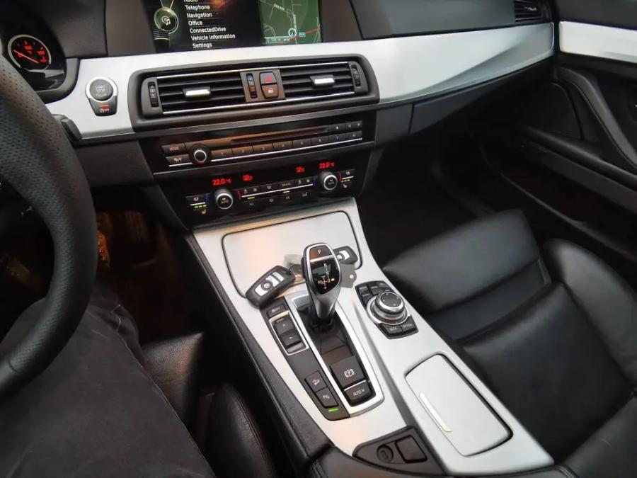 Balts BMW 535 2012 Kuldīga, ar dzinēja tilpumu 3.00 L un nobraukumu 279 tūkst. km par 10900 €, foto 24 vietnē AUTOMOTO.COM.LV