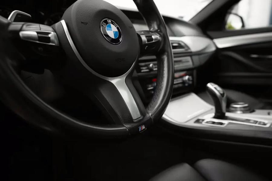 Balts BMW 535 2014 Jelgava, ar dzinēja tilpumu 3.00 L un nobraukumu 289 tūkst. km par 14900 €, foto 27 vietnē AUTOMOTO.COM.LV