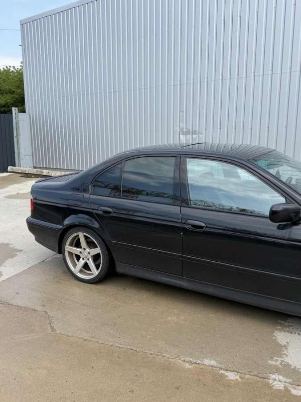 Melns BMW 540 2001 Viļņa, ar dzinēja tilpumu 4.40 L un nobraukumu 319 tūkst. km par 4950 €, foto 3 vietnē AUTOMOTO.COM.LV