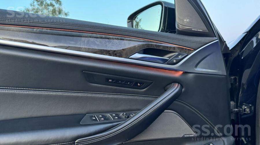 Black BMW 540 2017 in Riga, with an engine capacity of 3.00 L and mileage of 130 thousand km for 33500 €, photo 11 on AUTOMOTO.COM.LV