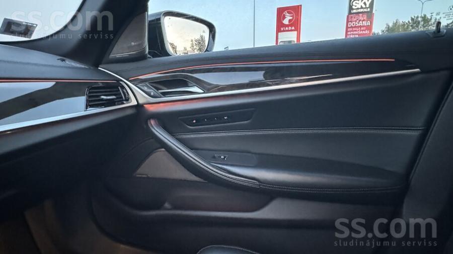 Black BMW 540 2017 in Riga, with an engine capacity of 3.00 L and mileage of 130 thousand km for 33500 €, photo 12 on AUTOMOTO.COM.LV