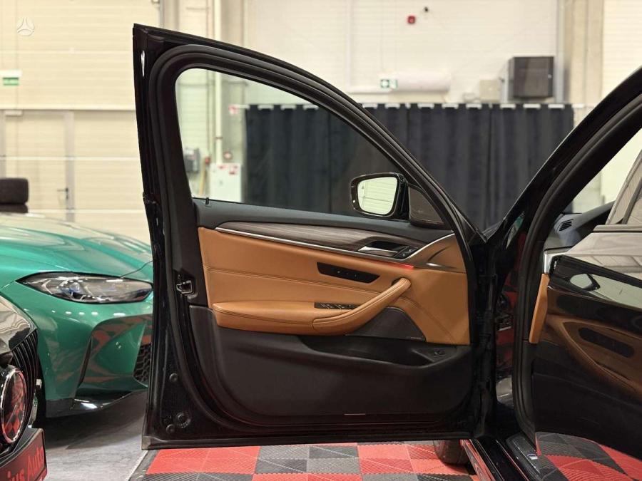 Melns BMW 540 2019 Viļņa, ar dzinēja tilpumu 3.00 L un nobraukumu 150 tūkst. km par 27990 €, foto 13 vietnē AUTOMOTO.COM.LV