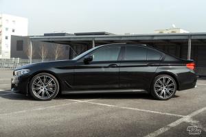 Black BMW 540 2020 in Vilnius, with an engine capacity of 3.00 L and mileage of 44 thousand km for 29950 €, photo 3 on AUTOMOTO.COM.LV