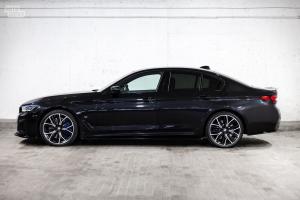 Black BMW 540 2021 in Vilnius, with an engine capacity of 3.00 L and mileage of 145 thousand km for 40991 €, photo 4 on AUTOMOTO.COM.LV