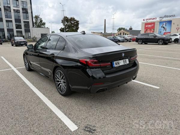 Black BMW 540 2021 in Riga, with an engine capacity of 3.00 L and mileage of 107 thousand km for 45900 €, photo 3 on AUTOMOTO.COM.LV