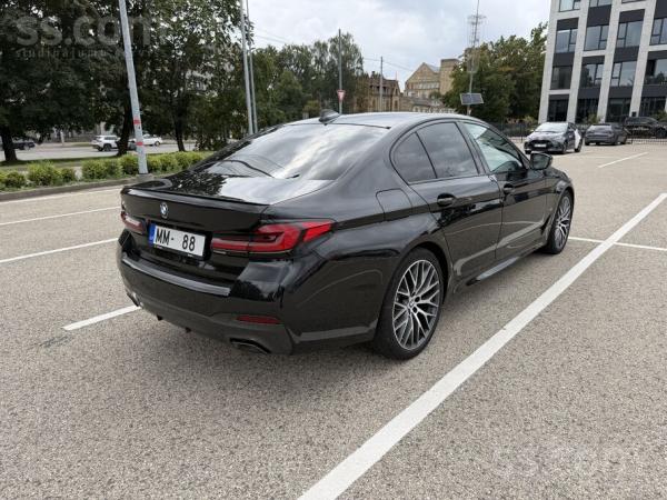 Black BMW 540 2021 in Riga, with an engine capacity of 3.00 L and mileage of 107 thousand km for 45900 €, photo 4 on AUTOMOTO.COM.LV