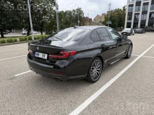 Black BMW 540 2021 in Riga, with an engine capacity of 3.00 L and mileage of 107 thousand km for 45900 €, photo 4 on AUTOMOTO.COM.LV