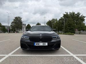 Black BMW 540 2021 in Riga, with an engine capacity of 3.00 L and mileage of 107 thousand km for 45900 €, photo 6 on AUTOMOTO.COM.LV