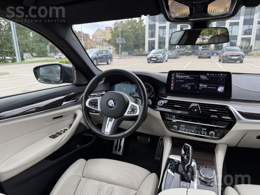 Black BMW 540 2021 in Riga, with an engine capacity of 3.00 L and mileage of 107 thousand km for 45900 €, photo 8 on AUTOMOTO.COM.LV