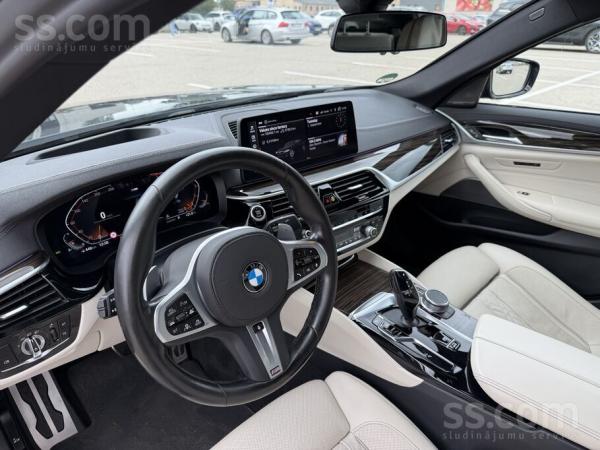 Black BMW 540 2021 in Riga, with an engine capacity of 3.00 L and mileage of 107 thousand km for 45900 €, photo 9 on AUTOMOTO.COM.LV