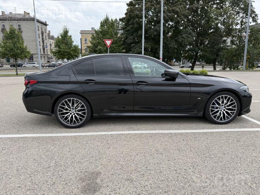 Black BMW 540 2021 in Riga, with an engine capacity of 3.00 L and mileage of 107 thousand km for 45900 €, photo 16 on AUTOMOTO.COM.LV