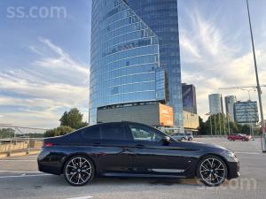 Black BMW 540 2022 in Riga, with an engine capacity of 3.00 L and mileage of 153 thousand km for 45500 €, photo 3 on AUTOMOTO.COM.LV