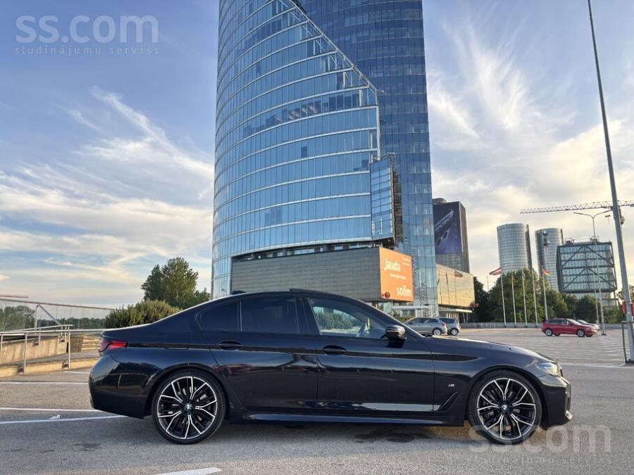 Black BMW 540 2022 in Riga, with an engine capacity of 3.00 L and mileage of 153 thousand km for 45500 €, photo 3 on AUTOMOTO.COM.LV