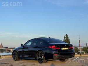 Black BMW 540 2022 in Riga, with an engine capacity of 3.00 L and mileage of 153 thousand km for 45500 €, photo 7 on AUTOMOTO.COM.LV