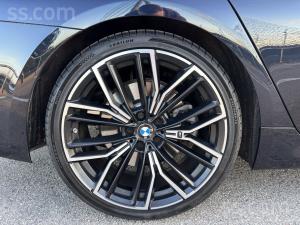 Black BMW 540 2022 in Riga, with an engine capacity of 3.00 L and mileage of 153 thousand km for 45500 €, photo 8 on AUTOMOTO.COM.LV