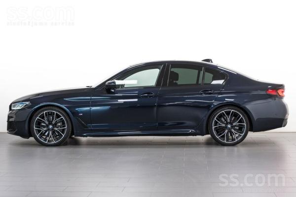 Black BMW 540 2022 in Riga, with an engine capacity of 3.00 L and mileage of 151 thousand km for 46500 €, photo 2 on AUTOMOTO.COM.LV