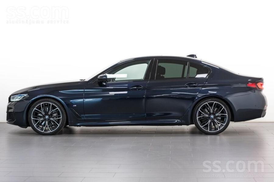 Black BMW 540 2022 in Riga, with an engine capacity of 3.00 L and mileage of 151 thousand km for 46500 €, photo 3 on AUTOMOTO.COM.LV