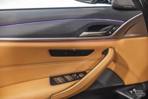 Melns BMW 540 2023 Viļņa, ar dzinēja tilpumu 3.00 L un nobraukumu 75 tūkst. km par 42991 €, foto 18 vietnē AUTOMOTO.COM.LV
