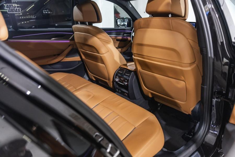 Melns BMW 540 2023 Viļņa, ar dzinēja tilpumu 3.00 L un nobraukumu 75 tūkst. km par 42991 €, foto 22 vietnē AUTOMOTO.COM.LV