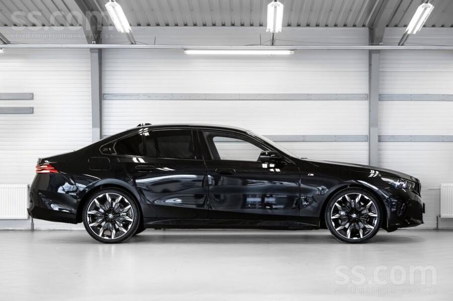 Black BMW 540 2025 in Tukums, with an engine capacity of 3.00 L and mileage of 0 thousand km for 77770 €, photo 4 on AUTOMOTO.COM.LV