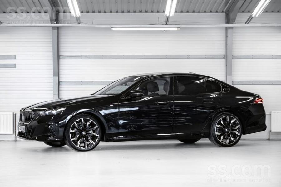Black BMW 540 2025 in Tukums, with an engine capacity of 3.00 L and mileage of 0 thousand km for 77770 €, photo 8 on AUTOMOTO.COM.LV