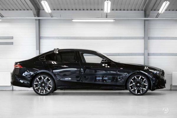 Melns BMW 540 2025 Tukums, ar dzinēja tilpumu 2.99 L un nobraukumu 10 tūkst. km par 74777 €, foto 4 vietnē AUTOMOTO.COM.LV