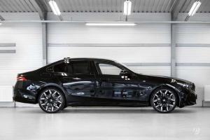 Melns BMW 540 2025 Tukums, ar dzinēja tilpumu 2.99 L un nobraukumu 10 tūkst. km par 74777 €, foto 4 vietnē AUTOMOTO.COM.LV