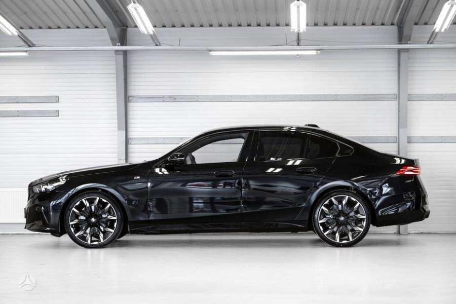 Melns BMW 540 2025 Tukums, ar dzinēja tilpumu 2.99 L un nobraukumu 10 tūkst. km par 74777 €, foto 7 vietnē AUTOMOTO.COM.LV