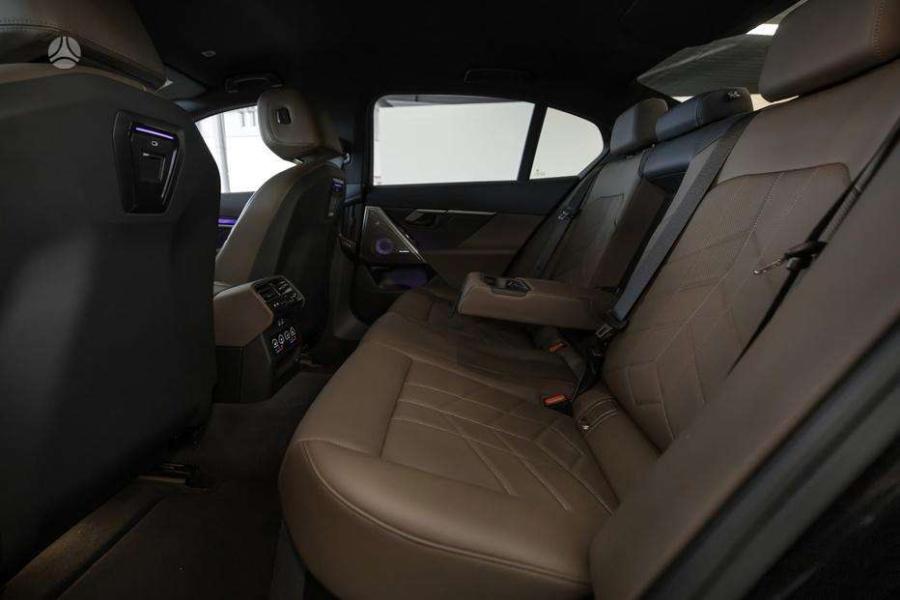 Melns BMW 540 2025 Tukums, ar dzinēja tilpumu 2.99 L un nobraukumu 10 tūkst. km par 74777 €, foto 20 vietnē AUTOMOTO.COM.LV