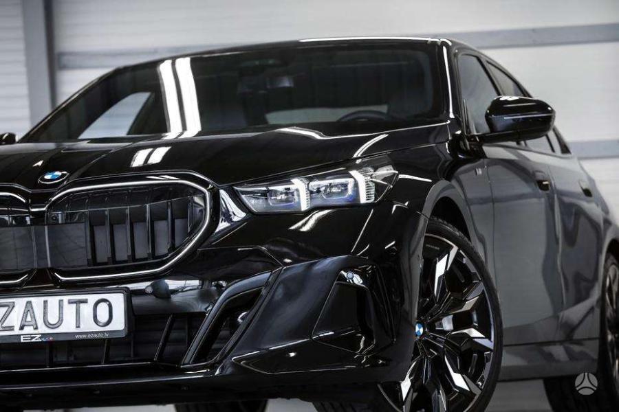 Melns BMW 540 2025 Tukums, ar dzinēja tilpumu 2.99 L un nobraukumu 10 tūkst. km par 74777 €, foto 33 vietnē AUTOMOTO.COM.LV