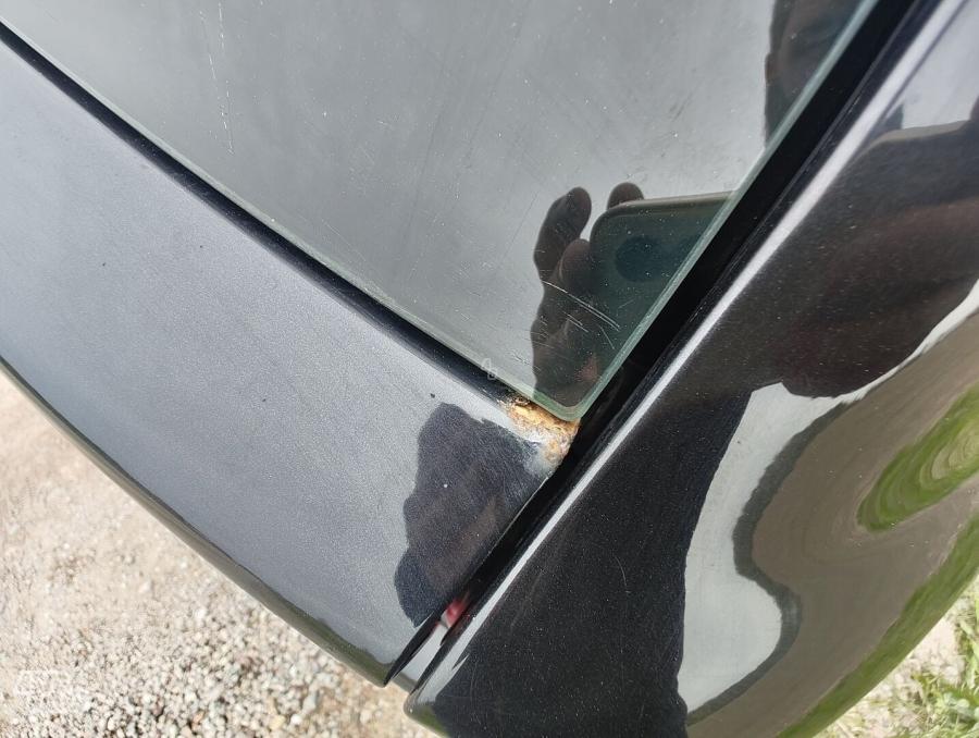 Melns BMW 540 1998 Viļņa, ar dzinēja tilpumu 4.40 L un nobraukumu 339 tūkst. km par 6000 €, foto 22 vietnē AUTOMOTO.COM.LV