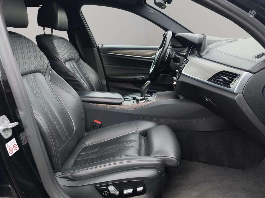Black BMW 540 2017 in Vilnius, with an engine capacity of 3.00 L and mileage of 332 thousand km for 18999 €, photo 9 on AUTOMOTO.COM.LV