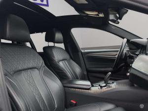 Black BMW 540 2017 in Vilnius, with an engine capacity of 3.00 L and mileage of 332 thousand km for 18999 €, photo 10 on AUTOMOTO.COM.LV