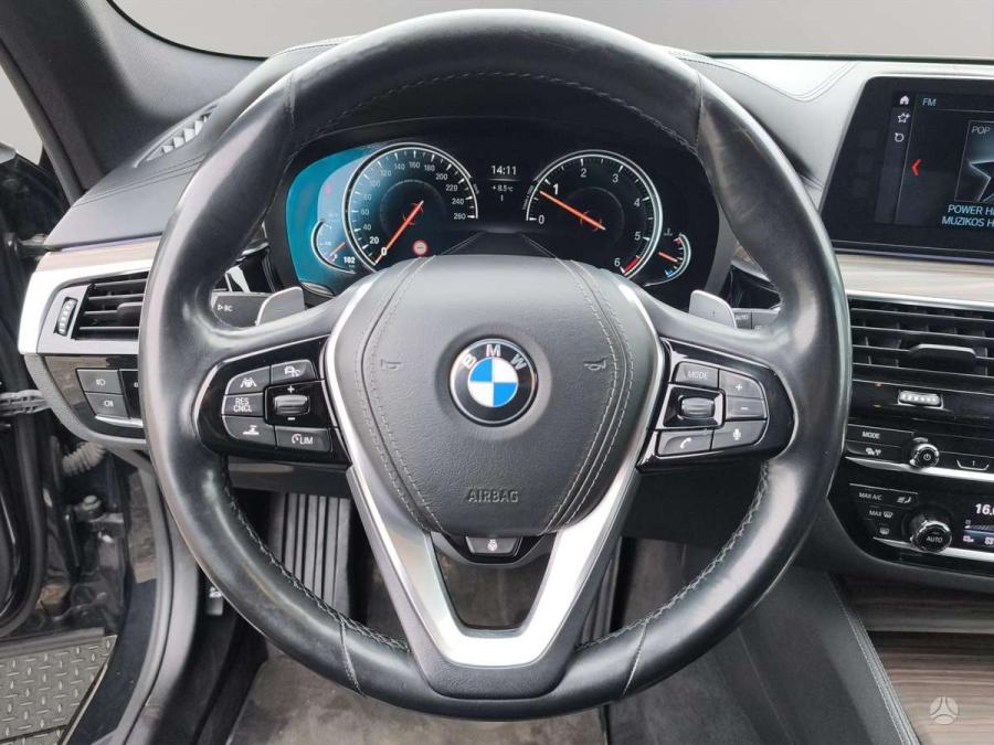 Black BMW 540 2017 in Vilnius, with an engine capacity of 3.00 L and mileage of 332 thousand km for 18999 €, photo 17 on AUTOMOTO.COM.LV